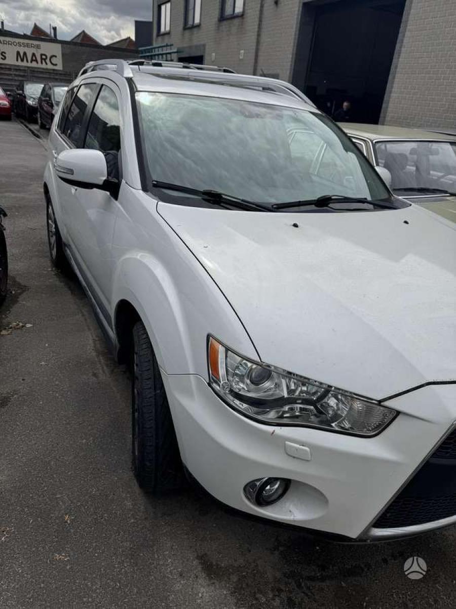 White Mitsubishi Outlander 2010 in Kaunas, with an engine capacity of 2.00 L and mileage of 285 thousand km for 2850 €, photo 4 on AUTOMOTO.COM.LV