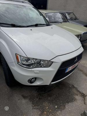 White Mitsubishi Outlander 2010 in Kaunas, with an engine capacity of 2.00 L and mileage of 285 thousand km for 2850 €, photo 5 on AUTOMOTO.COM.LV