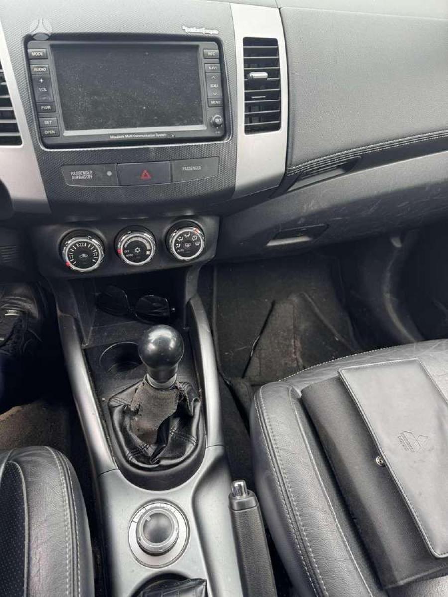 White Mitsubishi Outlander 2010 in Kaunas, with an engine capacity of 2.00 L and mileage of 285 thousand km for 2850 €, photo 7 on AUTOMOTO.COM.LV