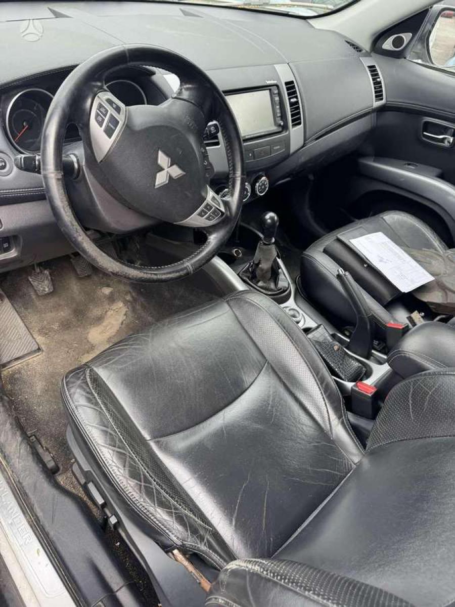 White Mitsubishi Outlander 2010 in Kaunas, with an engine capacity of 2.00 L and mileage of 285 thousand km for 2850 €, photo 10 on AUTOMOTO.COM.LV