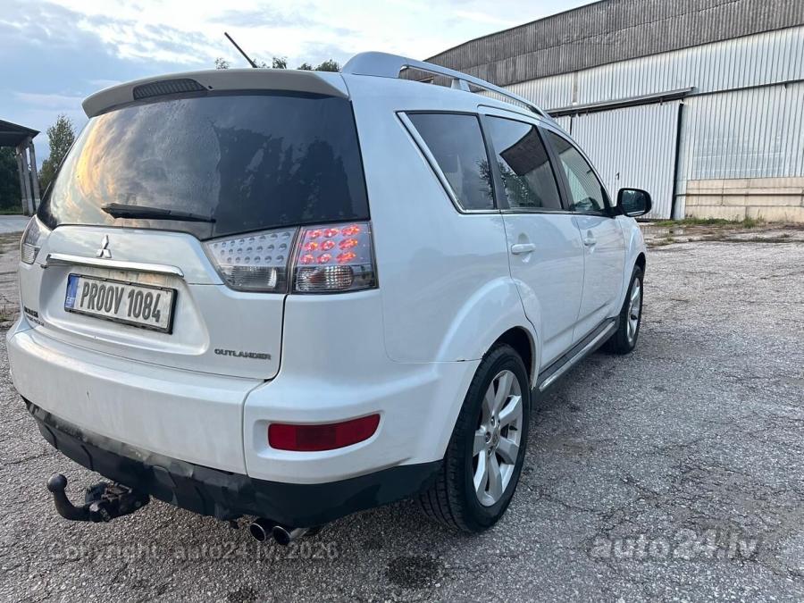 Balts Mitsubishi Outlander 2010 Tallina, ar dzinēja tilpumu 2.20 L un nobraukumu 295 tūkst. km par 2990 €, foto 3 vietnē AUTOMOTO.COM.LV