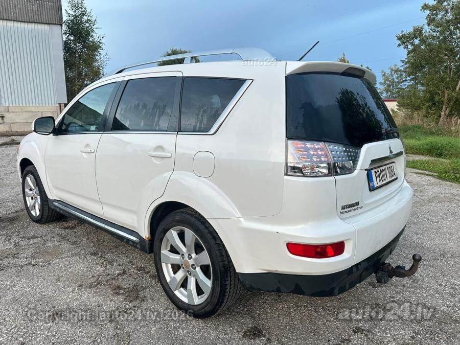 Balts Mitsubishi Outlander 2010 Tallina, ar dzinēja tilpumu 2.20 L un nobraukumu 295 tūkst. km par 2990 €, foto 4 vietnē AUTOMOTO.COM.LV