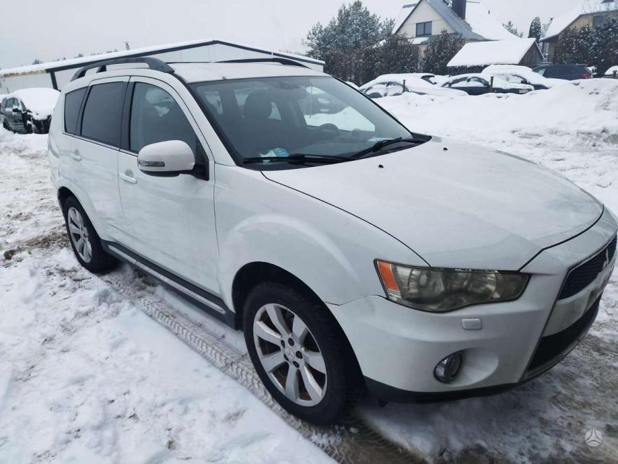 White Mitsubishi Outlander 2011 in Utena, with an engine capacity of 2.18 L and mileage of 166 thousand km for 3300 €, photo 1 on AUTOMOTO.COM.LV