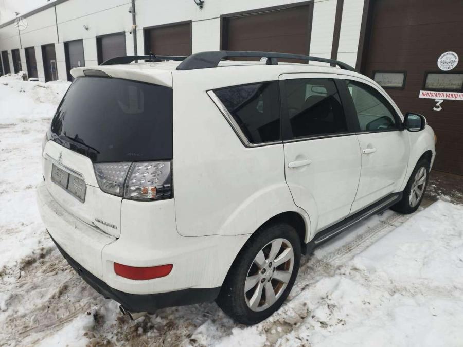 White Mitsubishi Outlander 2011 in Utena, with an engine capacity of 2.18 L and mileage of 166 thousand km for 3300 €, photo 3 on AUTOMOTO.COM.LV