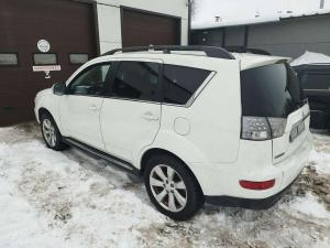 White Mitsubishi Outlander 2011 in Utena, with an engine capacity of 2.18 L and mileage of 166 thousand km for 3300 €, photo 4 on AUTOMOTO.COM.LV