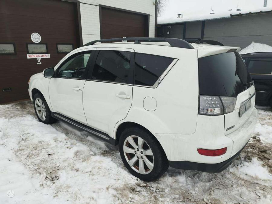 White Mitsubishi Outlander 2011 in Utena, with an engine capacity of 2.18 L and mileage of 166 thousand km for 3300 €, photo 4 on AUTOMOTO.COM.LV