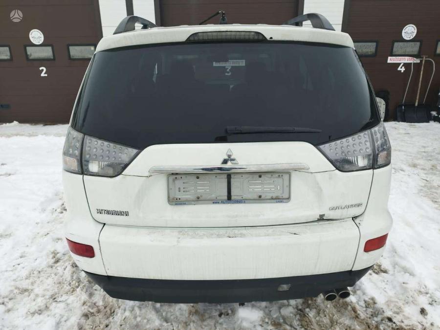 White Mitsubishi Outlander 2011 in Utena, with an engine capacity of 2.18 L and mileage of 166 thousand km for 3300 €, photo 5 on AUTOMOTO.COM.LV