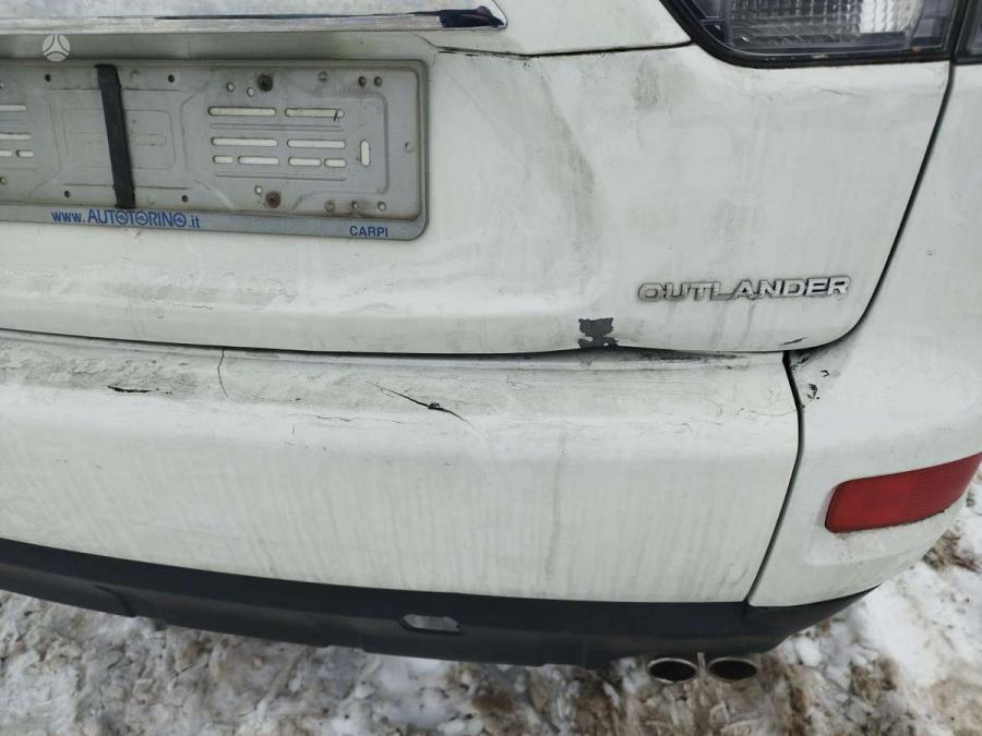 White Mitsubishi Outlander 2011 in Utena, with an engine capacity of 2.18 L and mileage of 166 thousand km for 3300 €, photo 9 on AUTOMOTO.COM.LV