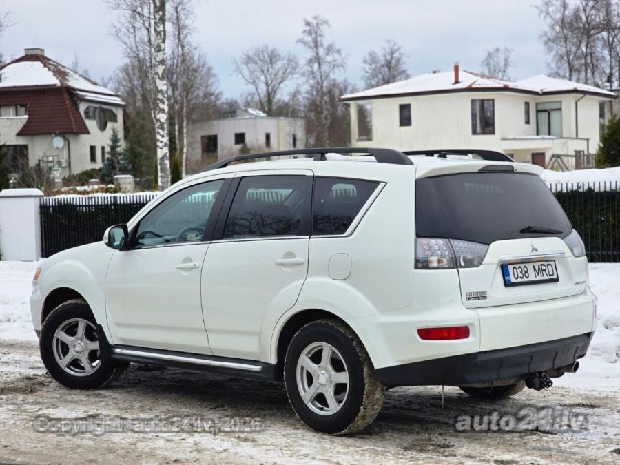 Balts Mitsubishi Outlander 2011 Tallina, ar dzinēja tilpumu 2.40 L un nobraukumu 307 tūkst. km par 3690 €, foto 4 vietnē AUTOMOTO.COM.LV