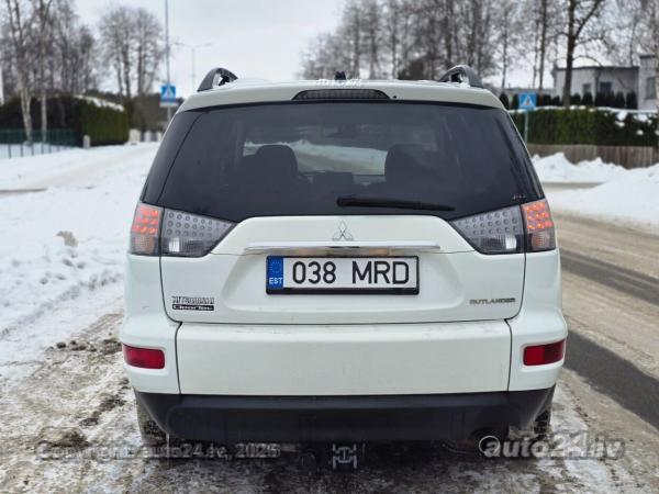 White Mitsubishi Outlander 2011 in Tallinn, with an engine capacity of 2.40 L and mileage of 307 thousand km for 3690 €, photo 5 on AUTOMOTO.COM.LV