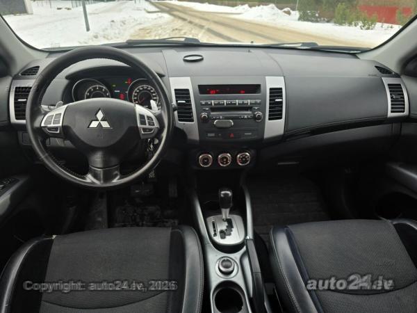 White Mitsubishi Outlander 2011 in Tallinn, with an engine capacity of 2.40 L and mileage of 307 thousand km for 3690 €, photo 6 on AUTOMOTO.COM.LV