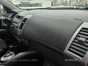 Balts Mitsubishi Outlander 2011 Tallina, ar dzinēja tilpumu 2.40 L un nobraukumu 307 tūkst. km par 3690 €, foto 11 vietnē AUTOMOTO.COM.LV