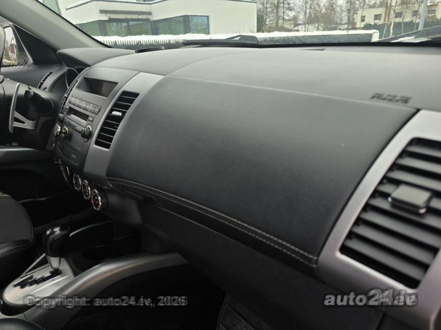 Balts Mitsubishi Outlander 2011 Tallina, ar dzinēja tilpumu 2.40 L un nobraukumu 307 tūkst. km par 3690 €, foto 11 vietnē AUTOMOTO.COM.LV
