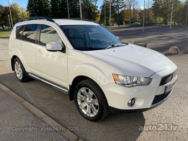 Mitsubishi Outlander 2011 Tallina vietnē Balts Mitsubishi Outlander 2011 Tallina, ar dzinēja tilpumu 2.40 L un nobraukumu 134 tūkst. km par 7500 €, foto 4 vietnē AUTOMOTO.COM.LV