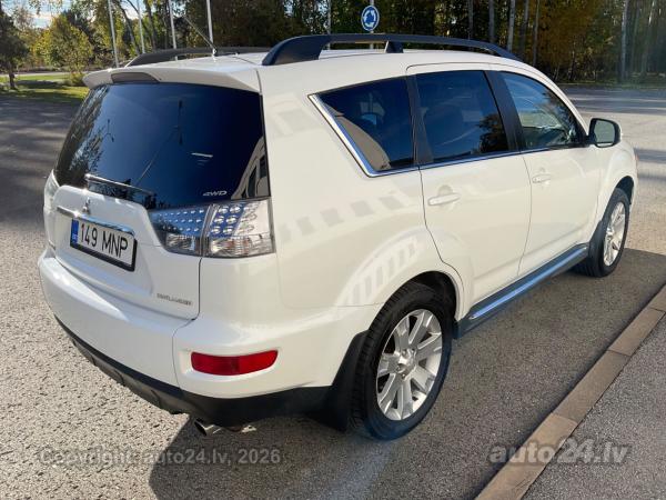 Mitsubishi Outlander 2011 Tallina vietnē Balts Mitsubishi Outlander 2011 Tallina, ar dzinēja tilpumu 2.40 L un nobraukumu 134 tūkst. km par 7500 €, foto 5 vietnē AUTOMOTO.COM.LV
