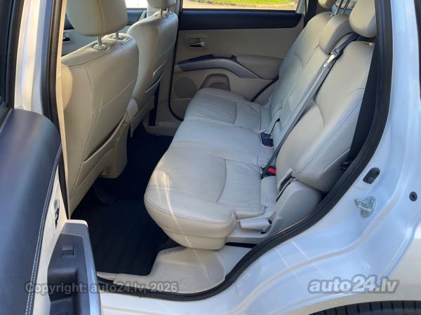 Mitsubishi Outlander 2011 Tallina vietnē Balts Mitsubishi Outlander 2011 Tallina, ar dzinēja tilpumu 2.40 L un nobraukumu 134 tūkst. km par 7500 €, foto 9 vietnē AUTOMOTO.COM.LV