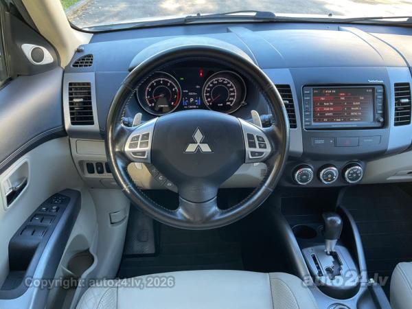 Mitsubishi Outlander 2011 Tallina vietnē Balts Mitsubishi Outlander 2011 Tallina, ar dzinēja tilpumu 2.40 L un nobraukumu 134 tūkst. km par 7500 €, foto 10 vietnē AUTOMOTO.COM.LV