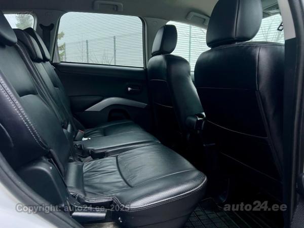 White Mitsubishi Outlander 2012 in Parnu, with an engine capacity of 2.40 L and mileage of 322 thousand km for 4490 €, photo 11 on AUTOMOTO.COM.LV