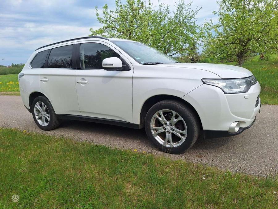 White Mitsubishi Outlander 2012 in Taurage, with an engine capacity of 2.27 L and mileage of 238 thousand km for 4800 €, photo 3 on AUTOMOTO.COM.LV