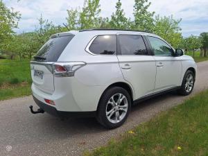 White Mitsubishi Outlander 2012 in Taurage, with an engine capacity of 2.27 L and mileage of 238 thousand km for 4800 €, photo 4 on AUTOMOTO.COM.LV