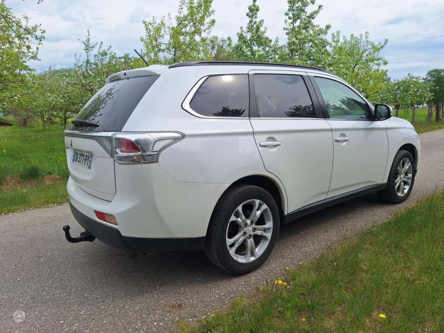 White Mitsubishi Outlander 2012 in Taurage, with an engine capacity of 2.27 L and mileage of 238 thousand km for 4800 €, photo 4 on AUTOMOTO.COM.LV