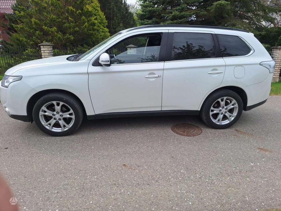 White Mitsubishi Outlander 2012 in Taurage, with an engine capacity of 2.27 L and mileage of 238 thousand km for 4800 €, photo 6 on AUTOMOTO.COM.LV
