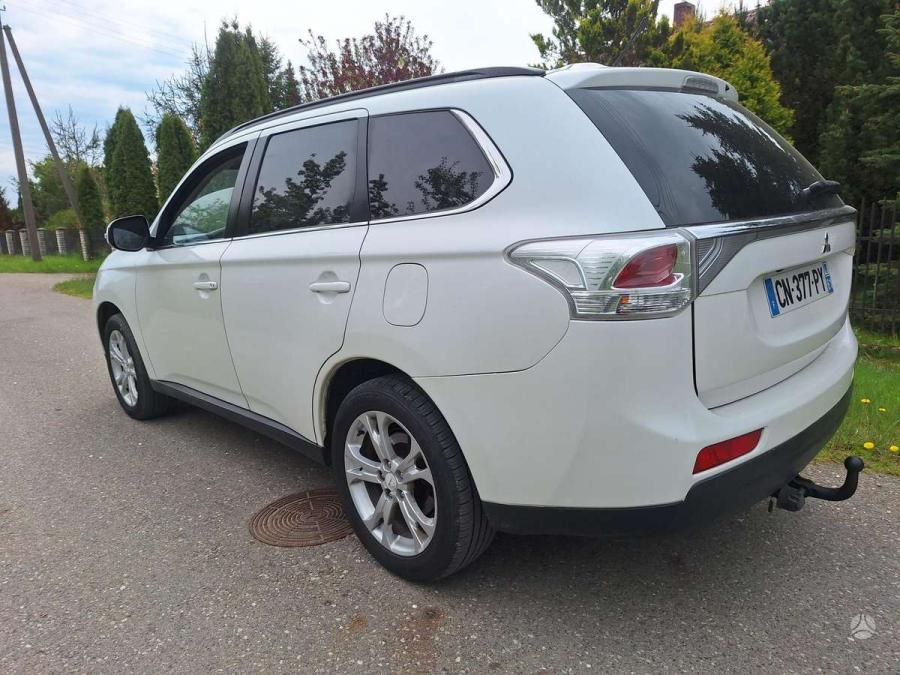 White Mitsubishi Outlander 2012 in Taurage, with an engine capacity of 2.27 L and mileage of 238 thousand km for 4800 €, photo 7 on AUTOMOTO.COM.LV