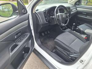 White Mitsubishi Outlander 2012 in Taurage, with an engine capacity of 2.27 L and mileage of 238 thousand km for 4800 €, photo 8 on AUTOMOTO.COM.LV
