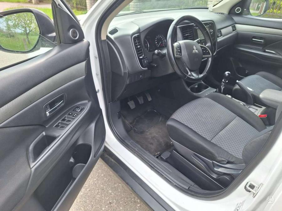White Mitsubishi Outlander 2012 in Taurage, with an engine capacity of 2.27 L and mileage of 238 thousand km for 4800 €, photo 8 on AUTOMOTO.COM.LV