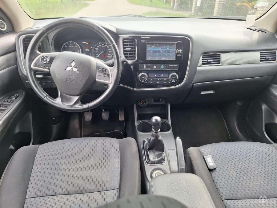 White Mitsubishi Outlander 2012 in Taurage, with an engine capacity of 2.27 L and mileage of 238 thousand km for 4800 €, photo 9 on AUTOMOTO.COM.LV
