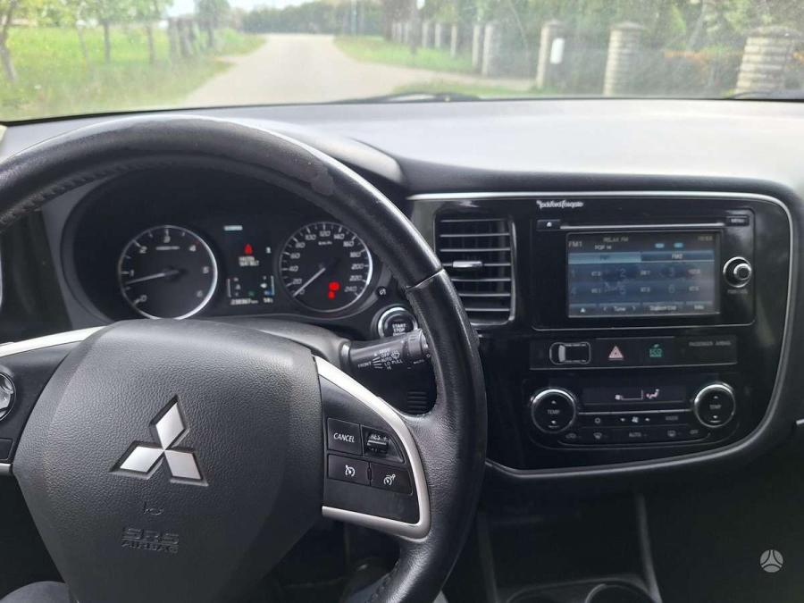 White Mitsubishi Outlander 2012 in Taurage, with an engine capacity of 2.27 L and mileage of 238 thousand km for 4800 €, photo 10 on AUTOMOTO.COM.LV
