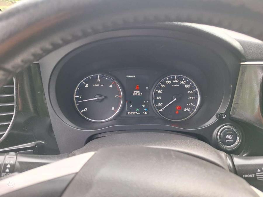 White Mitsubishi Outlander 2012 in Taurage, with an engine capacity of 2.27 L and mileage of 238 thousand km for 4800 €, photo 11 on AUTOMOTO.COM.LV