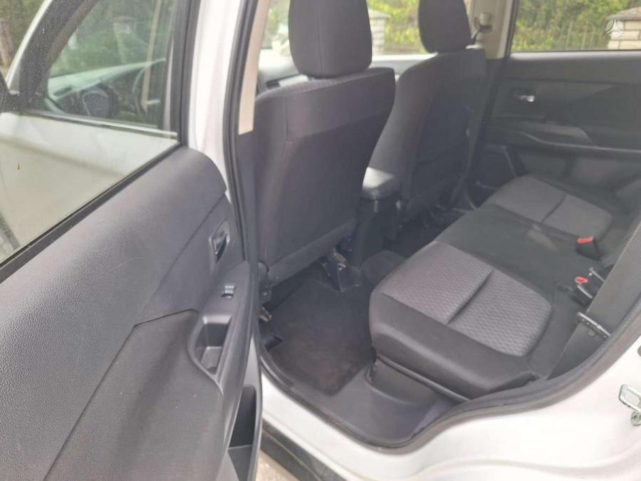 White Mitsubishi Outlander 2012 in Taurage, with an engine capacity of 2.27 L and mileage of 238 thousand km for 4800 €, photo 12 on AUTOMOTO.COM.LV