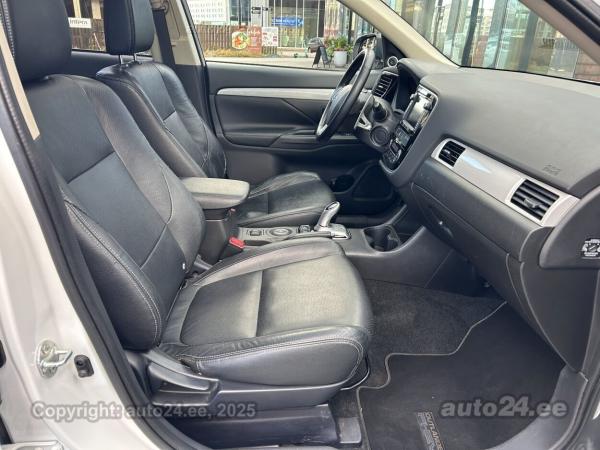 White Mitsubishi Outlander 2013 in Tallinn, with an engine capacity of 2.00 L and mileage of 197 thousand km for 9500 €, photo 11 on AUTOMOTO.COM.LV
