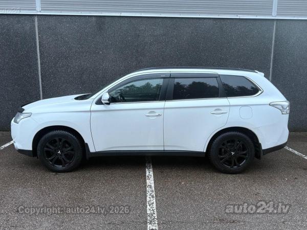 White Mitsubishi Outlander 2013 in Tallinn, with an engine capacity of 2.30 L and mileage of 259 thousand km for 7990 €, photo 1 on AUTOMOTO.COM.LV