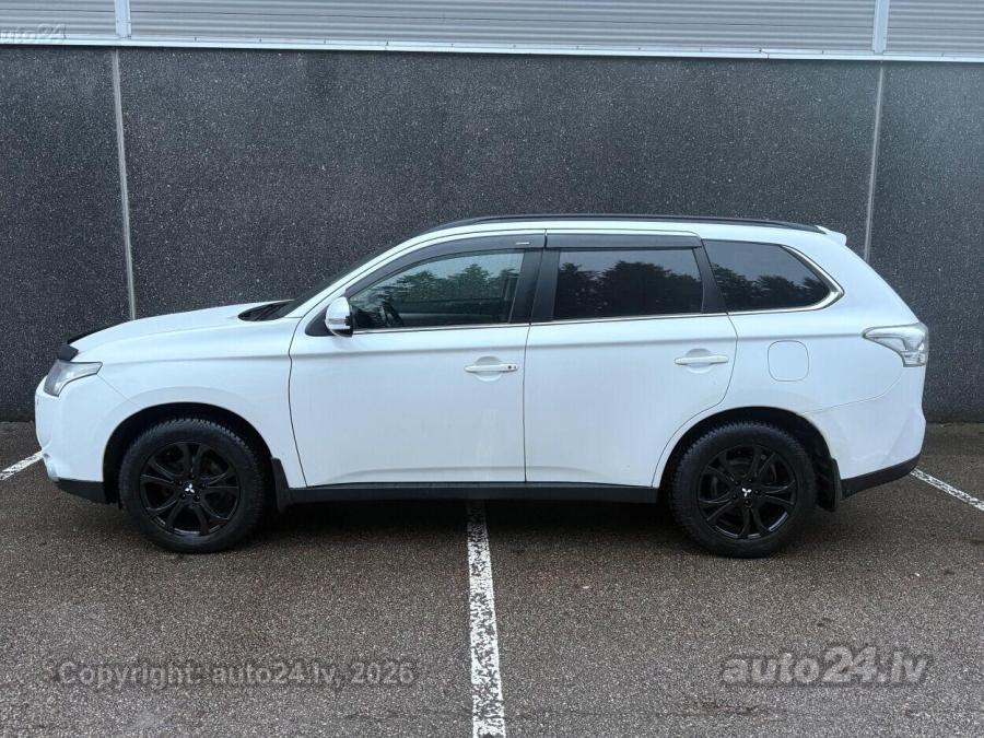 Balts Mitsubishi Outlander 2013 Tallina, ar dzinēja tilpumu 2.30 L un nobraukumu 259 tūkst. km par 7990 €, foto 1 vietnē AUTOMOTO.COM.LV