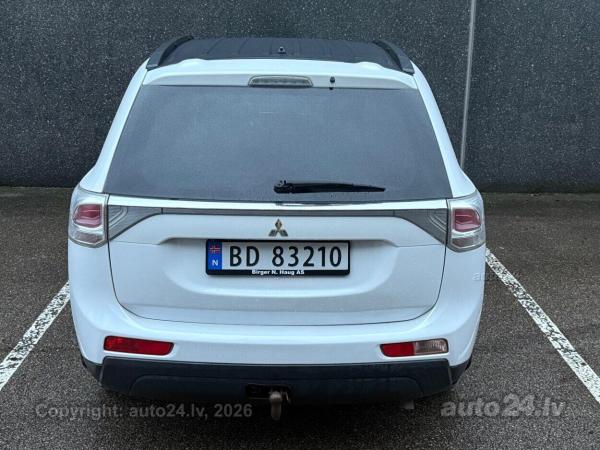 White Mitsubishi Outlander 2013 in Tallinn, with an engine capacity of 2.30 L and mileage of 259 thousand km for 7990 €, photo 8 on AUTOMOTO.COM.LV