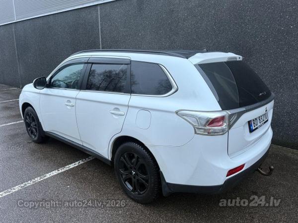 White Mitsubishi Outlander 2013 in Tallinn, with an engine capacity of 2.30 L and mileage of 259 thousand km for 7990 €, photo 10 on AUTOMOTO.COM.LV