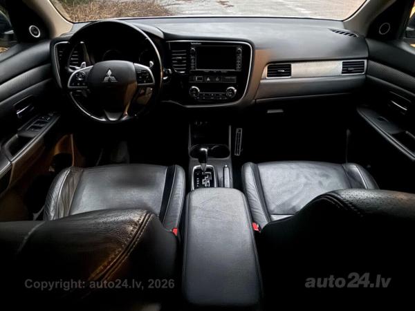 White Mitsubishi Outlander 2013 in Tallinn, with an engine capacity of 2.30 L and mileage of 259 thousand km for 7990 €, photo 11 on AUTOMOTO.COM.LV