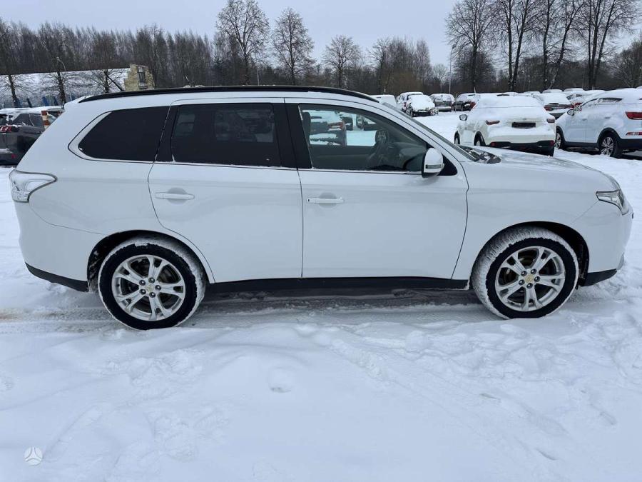 Balts Mitsubishi Outlander 2013 Tauragė, ar dzinēja tilpumu 0.00 L un nobraukumu 207 tūkst. km par 7900 €, foto 4 vietnē AUTOMOTO.COM.LV