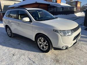White Mitsubishi Outlander 2013 in Kaunas, with an engine capacity of 0.00 L and mileage of 251 thousand km for 6900 €, photo 3 on AUTOMOTO.COM.LV