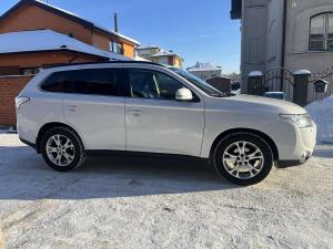 White Mitsubishi Outlander 2013 in Kaunas, with an engine capacity of 0.00 L and mileage of 251 thousand km for 6900 €, photo 4 on AUTOMOTO.COM.LV