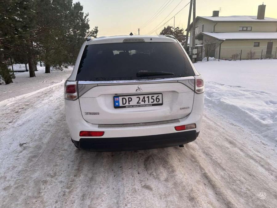 White Mitsubishi Outlander 2013 in Kaunas, with an engine capacity of 2.27 L and mileage of 174 thousand km for 5300 €, photo 3 on AUTOMOTO.COM.LV
