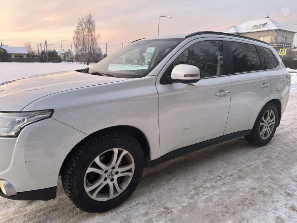 White Mitsubishi Outlander 2013 in Kaunas, with an engine capacity of 2.27 L and mileage of 174 thousand km for 5300 €, photo 4 on AUTOMOTO.COM.LV