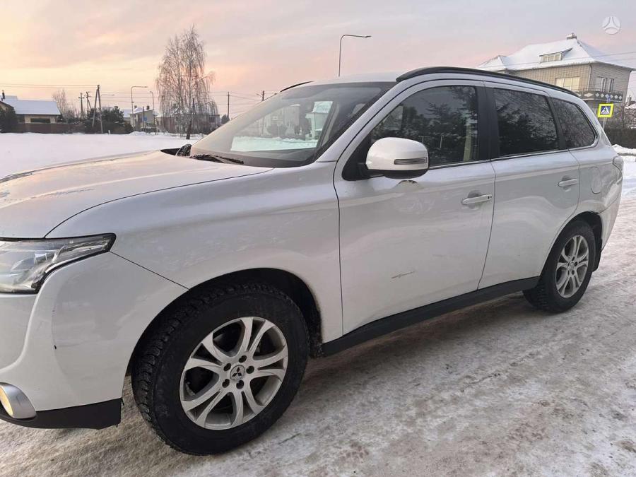 White Mitsubishi Outlander 2013 in Kaunas, with an engine capacity of 2.27 L and mileage of 174 thousand km for 5300 €, photo 4 on AUTOMOTO.COM.LV