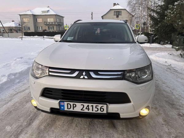 White Mitsubishi Outlander 2013 in Kaunas, with an engine capacity of 2.27 L and mileage of 174 thousand km for 5300 €, photo 5 on AUTOMOTO.COM.LV