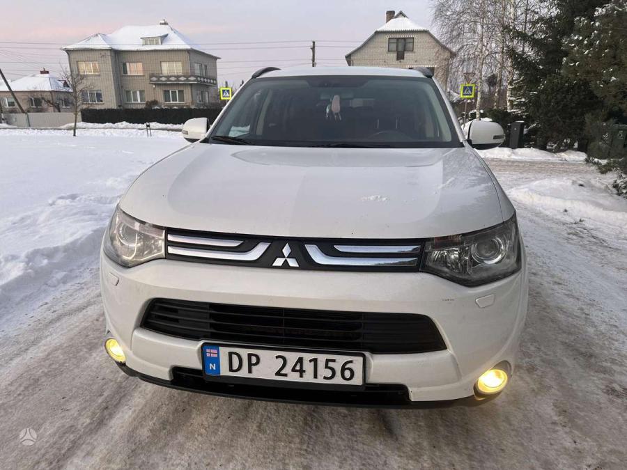 White Mitsubishi Outlander 2013 in Kaunas, with an engine capacity of 2.27 L and mileage of 174 thousand km for 5300 €, photo 5 on AUTOMOTO.COM.LV