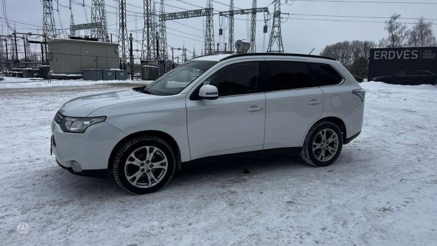 White Mitsubishi Outlander 2013 in Siauliai, with an engine capacity of 2.30 L and mileage of 263 thousand km for 5500 €, photo 2 on AUTOMOTO.COM.LV