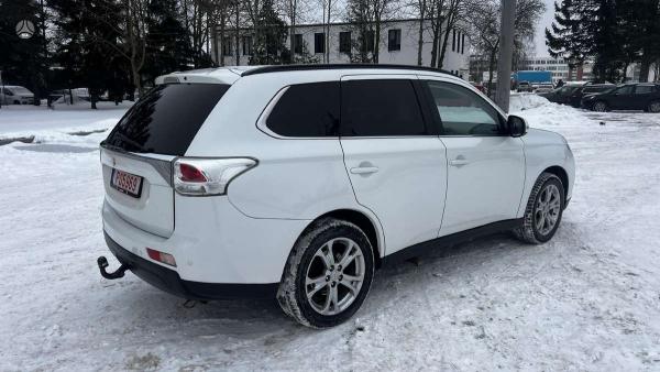 White Mitsubishi Outlander 2013 in Siauliai, with an engine capacity of 2.30 L and mileage of 263 thousand km for 5500 €, photo 3 on AUTOMOTO.COM.LV