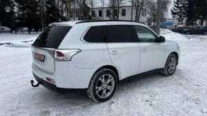 White Mitsubishi Outlander 2013 in Siauliai, with an engine capacity of 2.30 L and mileage of 263 thousand km for 5500 €, photo 3 on AUTOMOTO.COM.LV